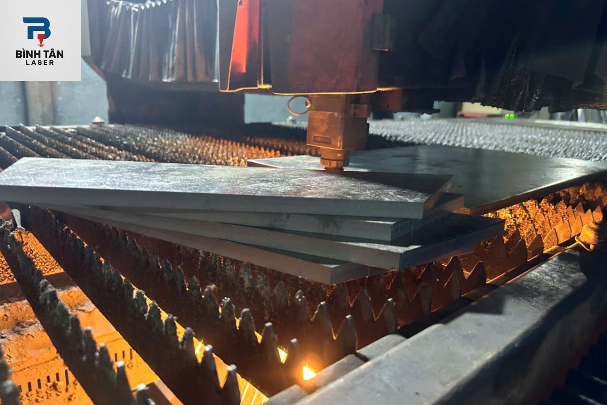 Chấn CNC theo yêu cầu | Công nghệ định hình kim loại hiệu quả